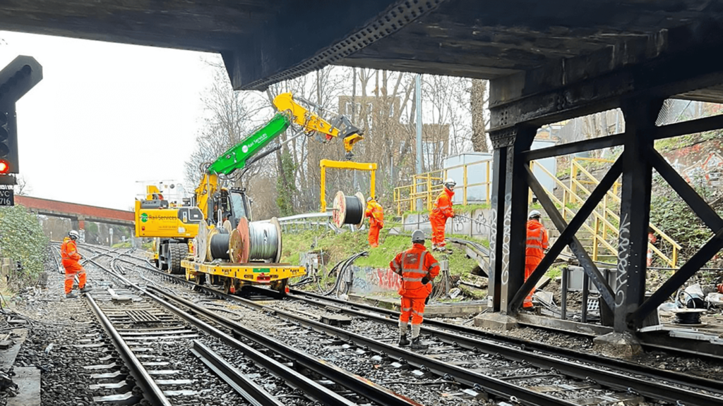 Cable Pulling - Phases 4 and 5, Victoria Area Re-Signalling Programme ...